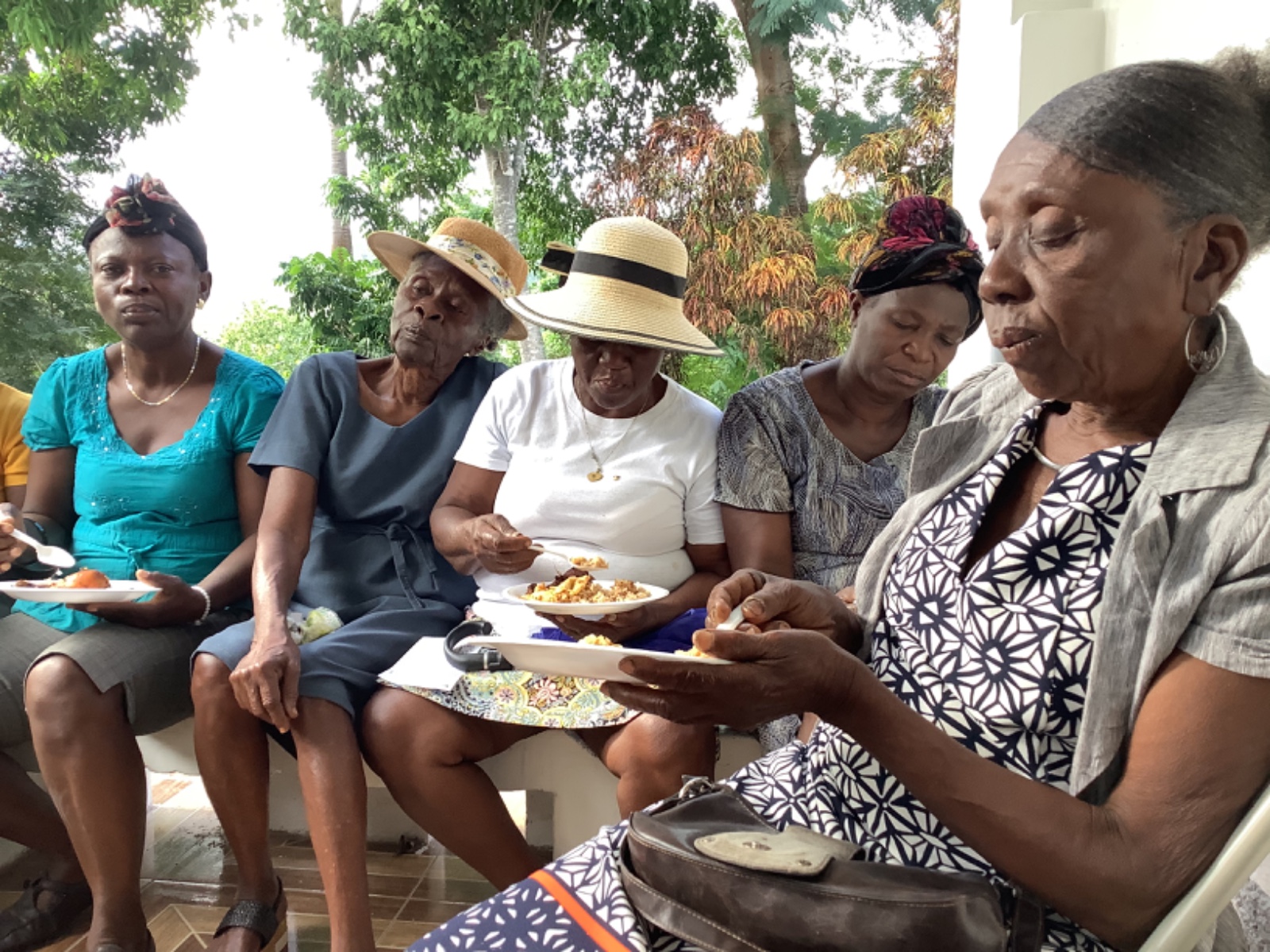 Moments of joy for hundreds of isolated elderly people - Fédération ...